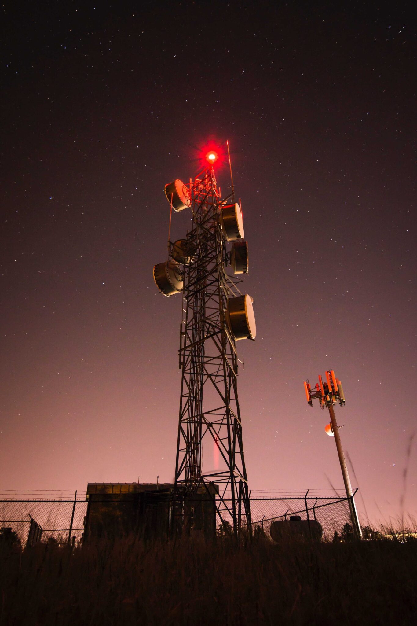 How do cellphone towers work?